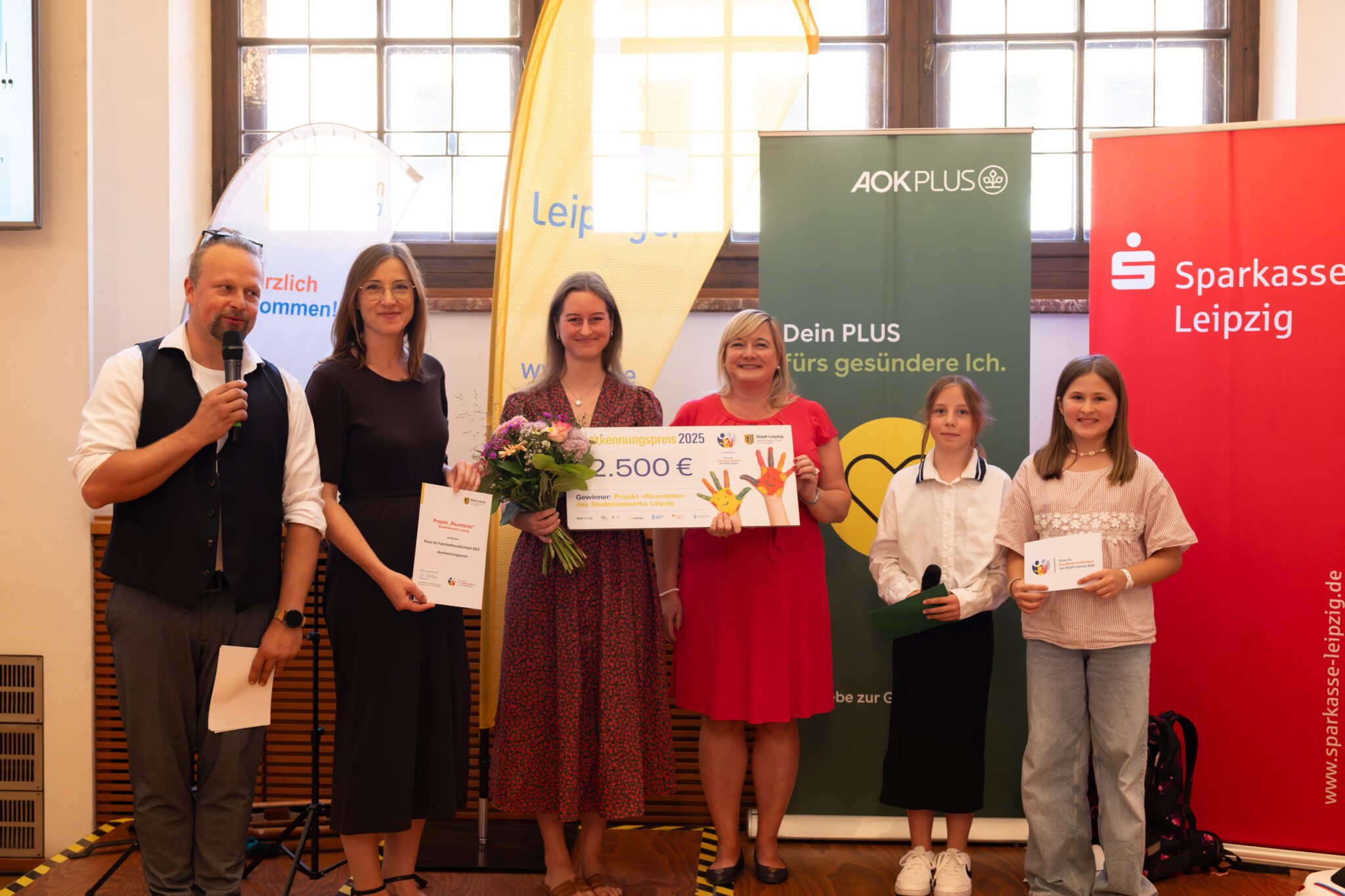 Studentenwerk receives Family Friendliness Award 2025 from the City of ...